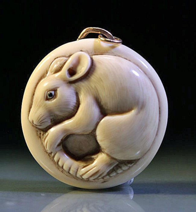 Japanese Carved Ivory Netsuke with Rat - Signed : Lot 118