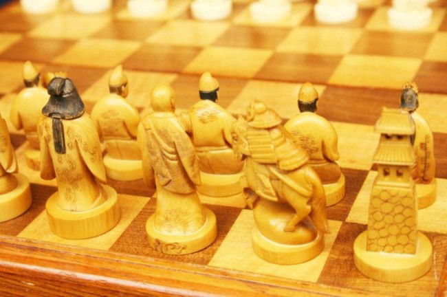 JAPANESE CARVED ELEPHANT IVORY CHESS SET : Lot 51136