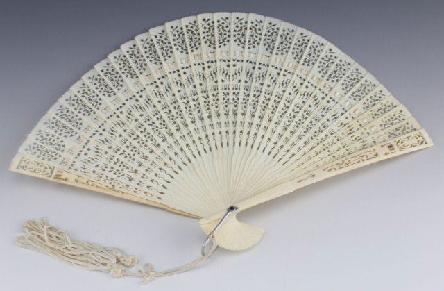 CHINESE CARVED AND PIERCED IVORY FAN : Lot 30437