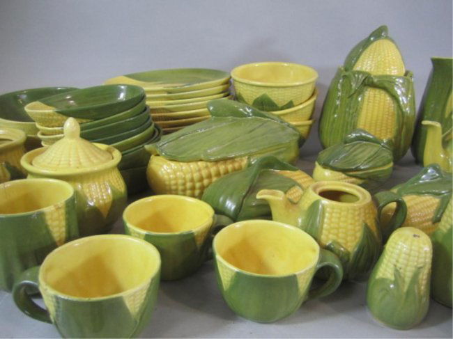 A77-7 SHAWNEE CORN PATTERN POTTERY DISHES : Lot 233