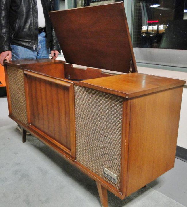 1960s Zenith console stereo with walnut case, modified : Lot 41
