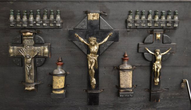 Vampire Hunting Kit in Hand Painted Box : Lot 338