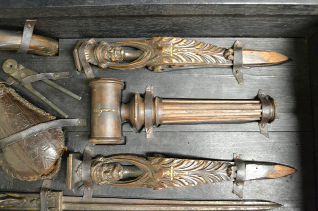 Vampire Hunting Kit in Hand Painted Box : Lot 338