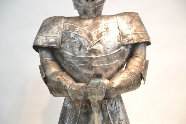 LARGE TIN KNIGHT IN SUIT OF ARMOR : Lot 219