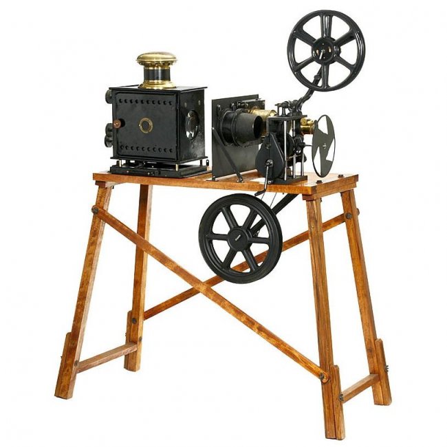 ANTIQUE 35MM MOVIE PROJECTOR. 1915 : Lot 177