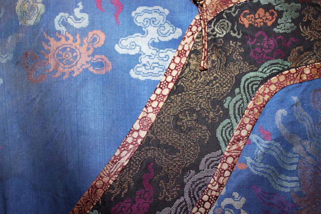 Chinese silk mandarin brocade robe, Qing Dynasty : Lot 44