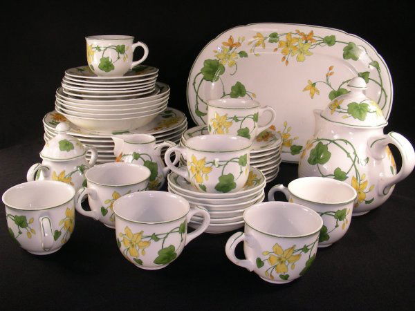 84: VILLEROY & BOCH GERANIUM CHINA DINNERWARE 47pc : Lot 84