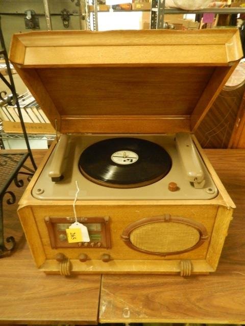 WILCOX-GAY RECORDIO TABLE TOP RADIO AND RECORD : Lot 265