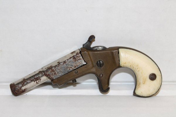 Single shot pocket derringer pistol. : Lot 4