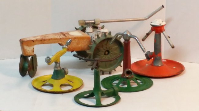 5 Vintage lawn sprinklers with "Cast Iron Crawler" : Lot 85