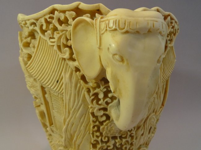 LARGE ANTIQUE CHINESE FAUX IVORY VASE : Lot 220