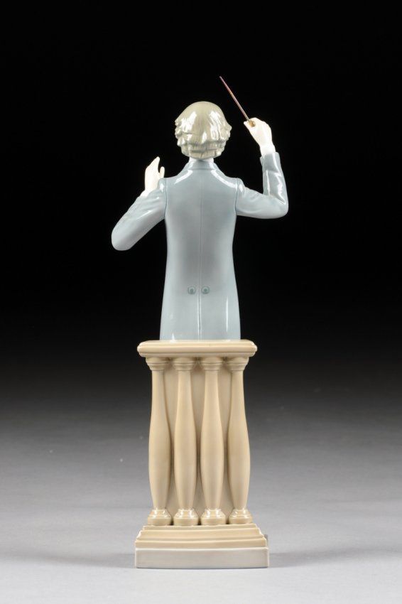 A LLADRO FIGURINE OF AN ORCHESTRA CONDUCTOR, SPAIN, : Lot 438