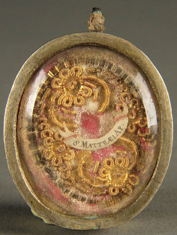 1086: A RELIC OF THE APOSTLE ST. MATTHEW IN RELIIQUARY : Lot 1086