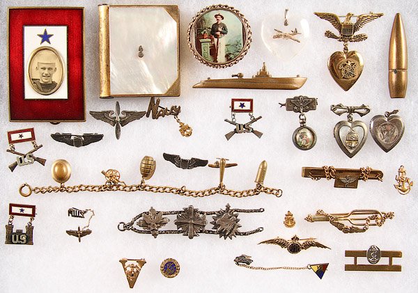 WWII AND WWI SWEETHEART PINS AND OTHER MATERIALS : Lot 409