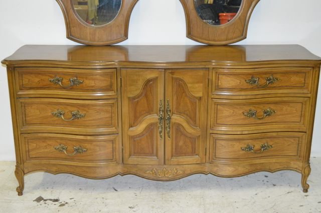 VINTAGE DIXIE FURNITURE PROVINCIAL TRIPLE DRESSER : Lot 63