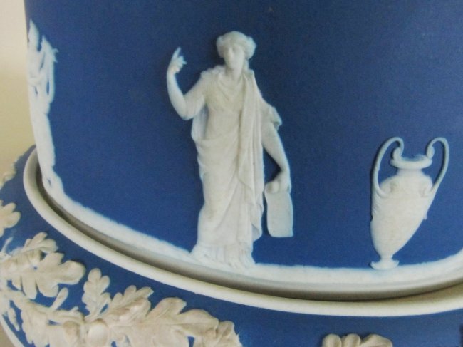 Wedgewood Jasper ware covered cake plate. : Lot 37