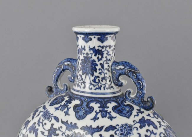 VERY FINE QIANLONG BLUE AND WHITE PORCELAIN MOON FLASK : Lot 441