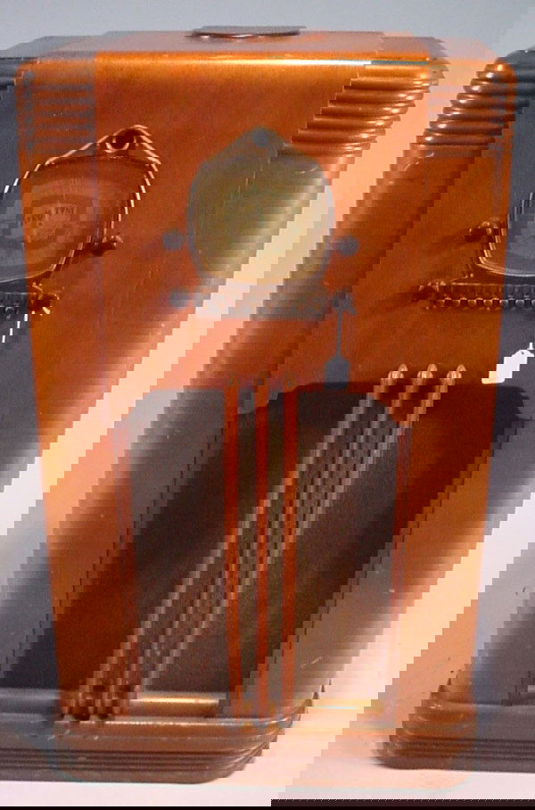 125: "True Tone" Floor Model Vintage Radio in walnut ca : Lot 125