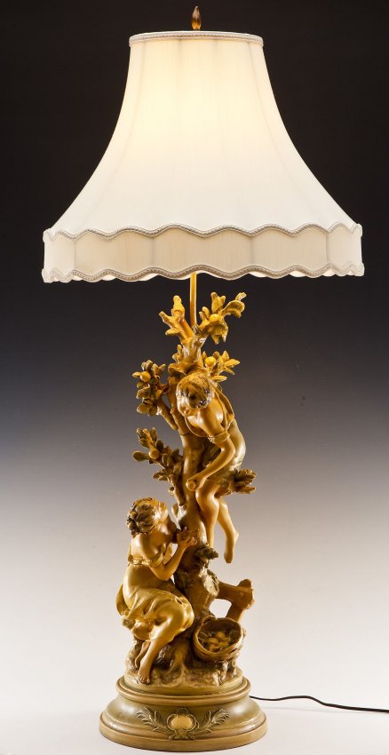 Collection Francaise A. Moreau Le Cadeau Lamp : Lot 1127