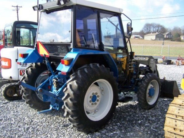 1140: Ford 3930 4x4 Tractor with Cab and Loader : Lot 1140