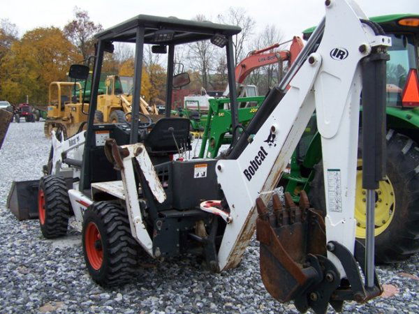 1261: Bobcat B200 4x4 Compact Tractor Loader Backhoe : Lot 1261