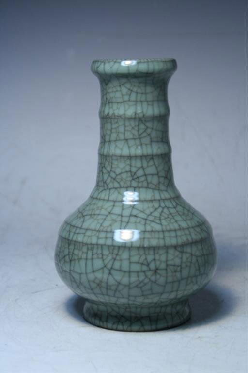 419: Chinese Guan Ware Vase Song Dynasty : Lot 419