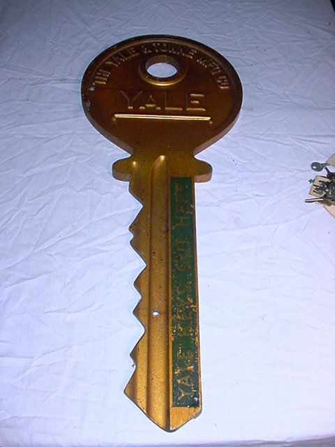 84: Yale Key Sign."Yale Keys Cut Here".Metal Trade Sign : Lot 84