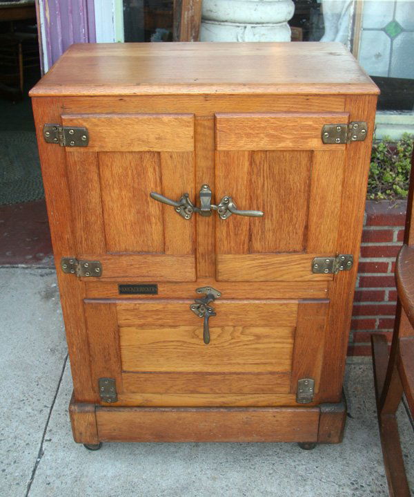 Antique Knickerbocker Ice Box - Circa 1910 : Lot 18