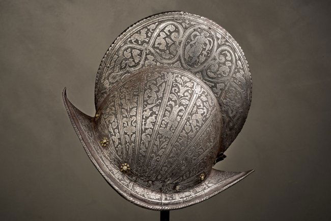 A very rare etched morion with high comb : Lot 412