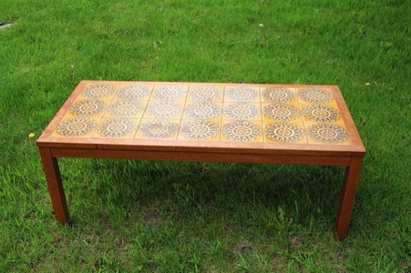 RETRO INLAID TILE TOP TEAK COFFEE TABLE : Lot 65