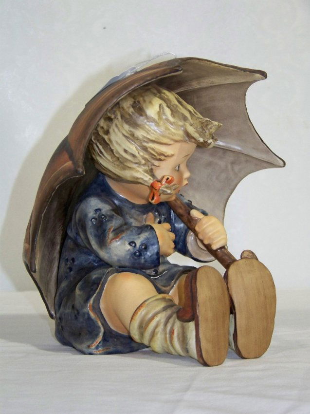 Large Early M.J.Hummel Figures " Umbrella Boy & Girl : Lot 8