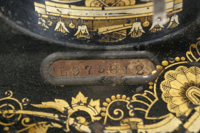 294: Antique Singer sewing machine ca 1890's : Lot 294